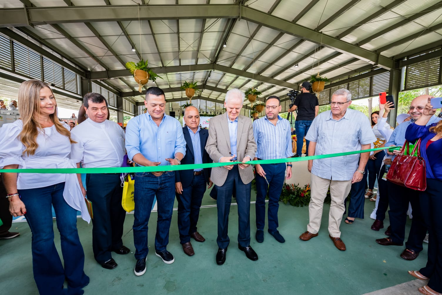 Tras inversión de 20 mil millones de pesos, abre sus puertas el Club La ...